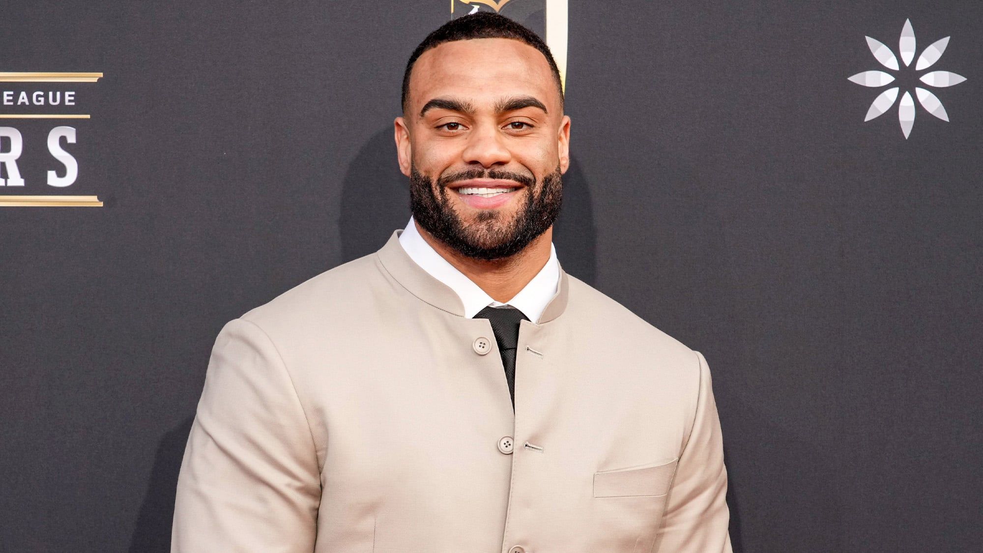 NY Jets' Solomon Thomas presents award at 2024 Tonys