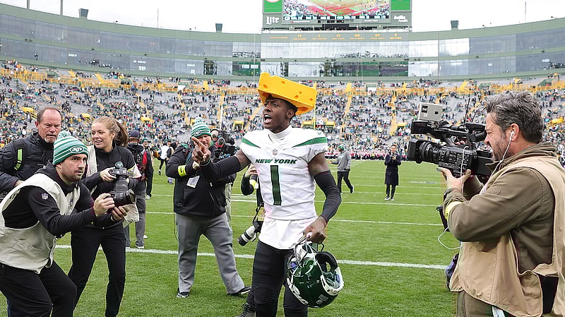 NY Jets: Aaron Rodgers responds to banter over cheesehead