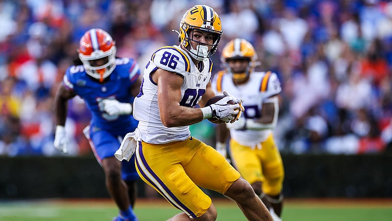 New York Jets TE Mason Taylor goes to bat for Justin Fields