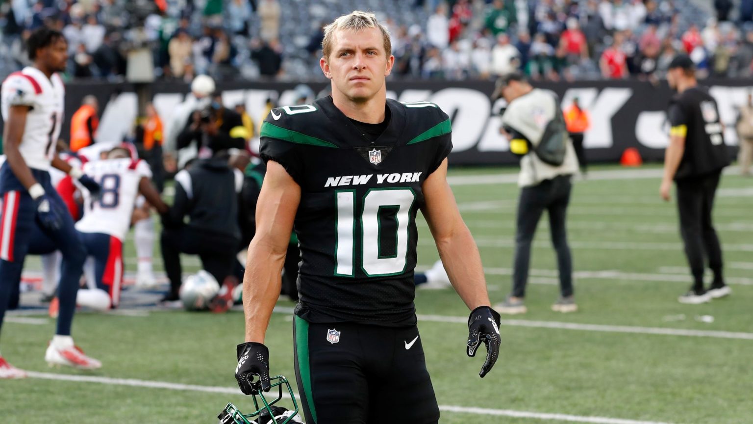 Professor Braxton Berrios looks ready to school Bears at MetLife