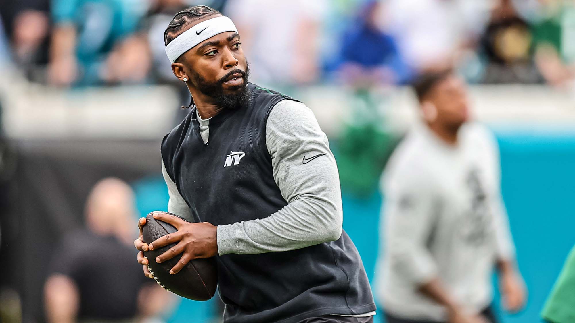 NY Jets head coach Aaron Glenn gives Tyrod Taylor his flowers